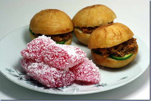 Salam Dua Benua: Kuih sagu and burger sardin
